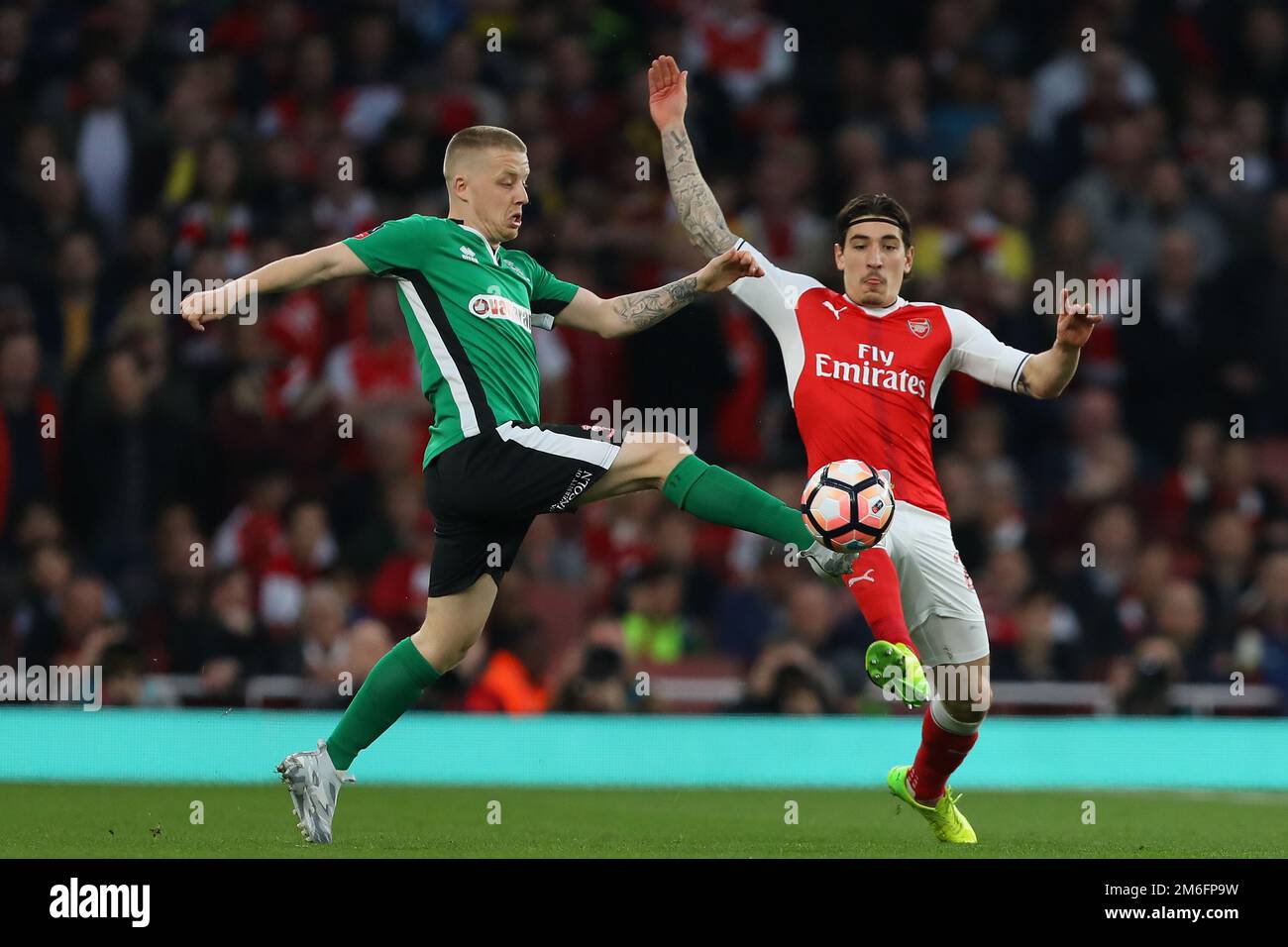 Hector Bellerin d'Arsenal et Terry Hawkridge de Lincoln City se battent ...