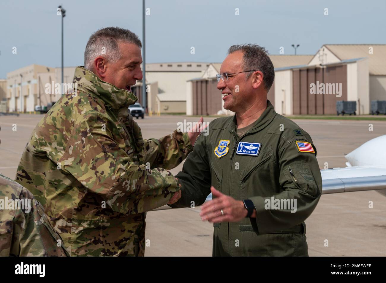 Colonel Nate Vogel (à droite), commandant de l'escadre de ...