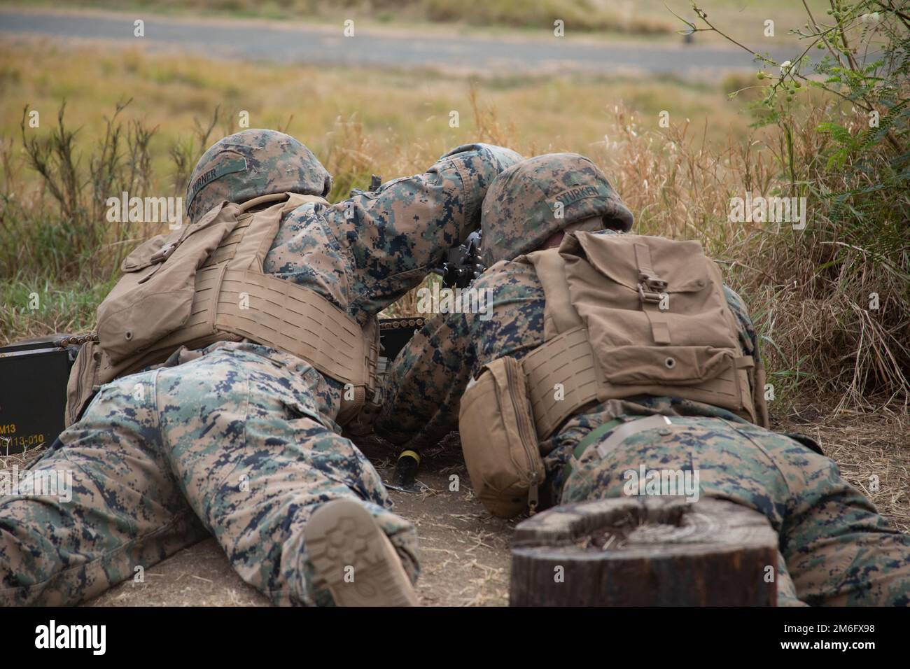 ÉTATS-UNIS Le caporal Hunter Turner du corps maritime, à gauche, et le ...