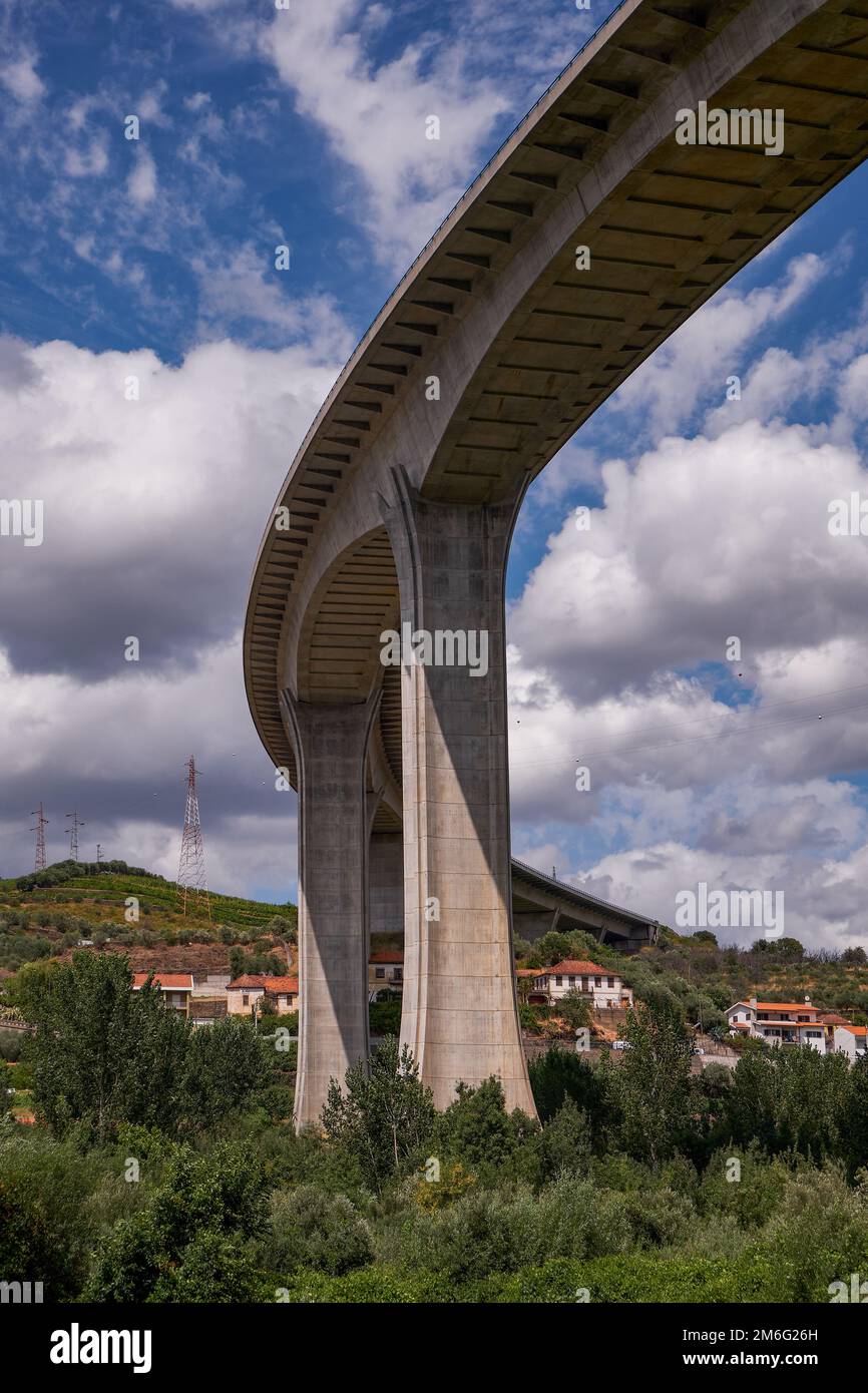 Pont courbe en béton moderne - vue depuis le bateau de croisière dans ...