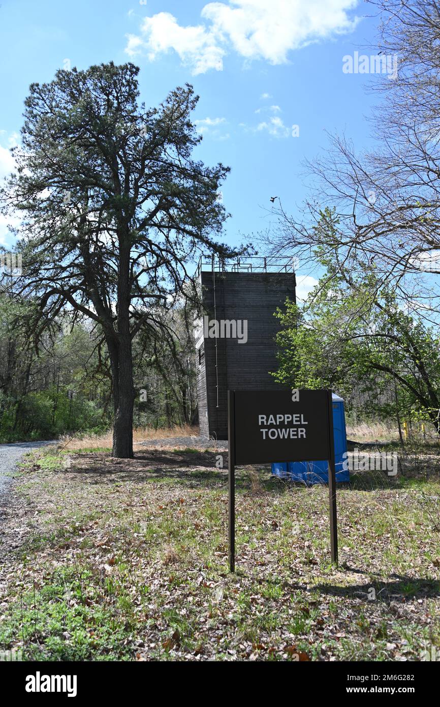 La tour de rappel de fort Dix est utilisée pour pratiquer la descente ...