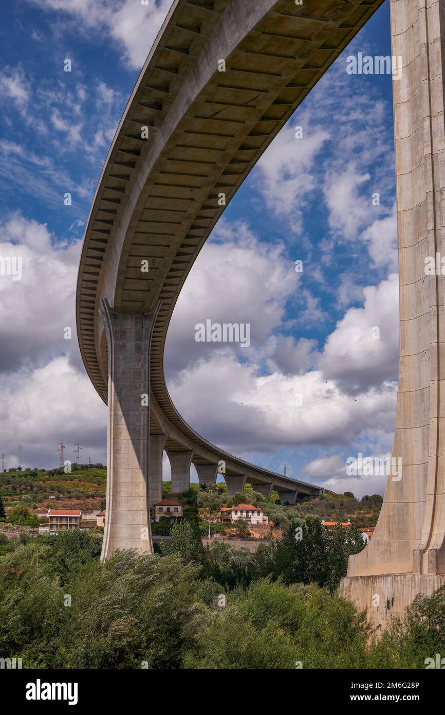 Pont courbe en béton moderne - vue depuis le bateau de croisière dans ...