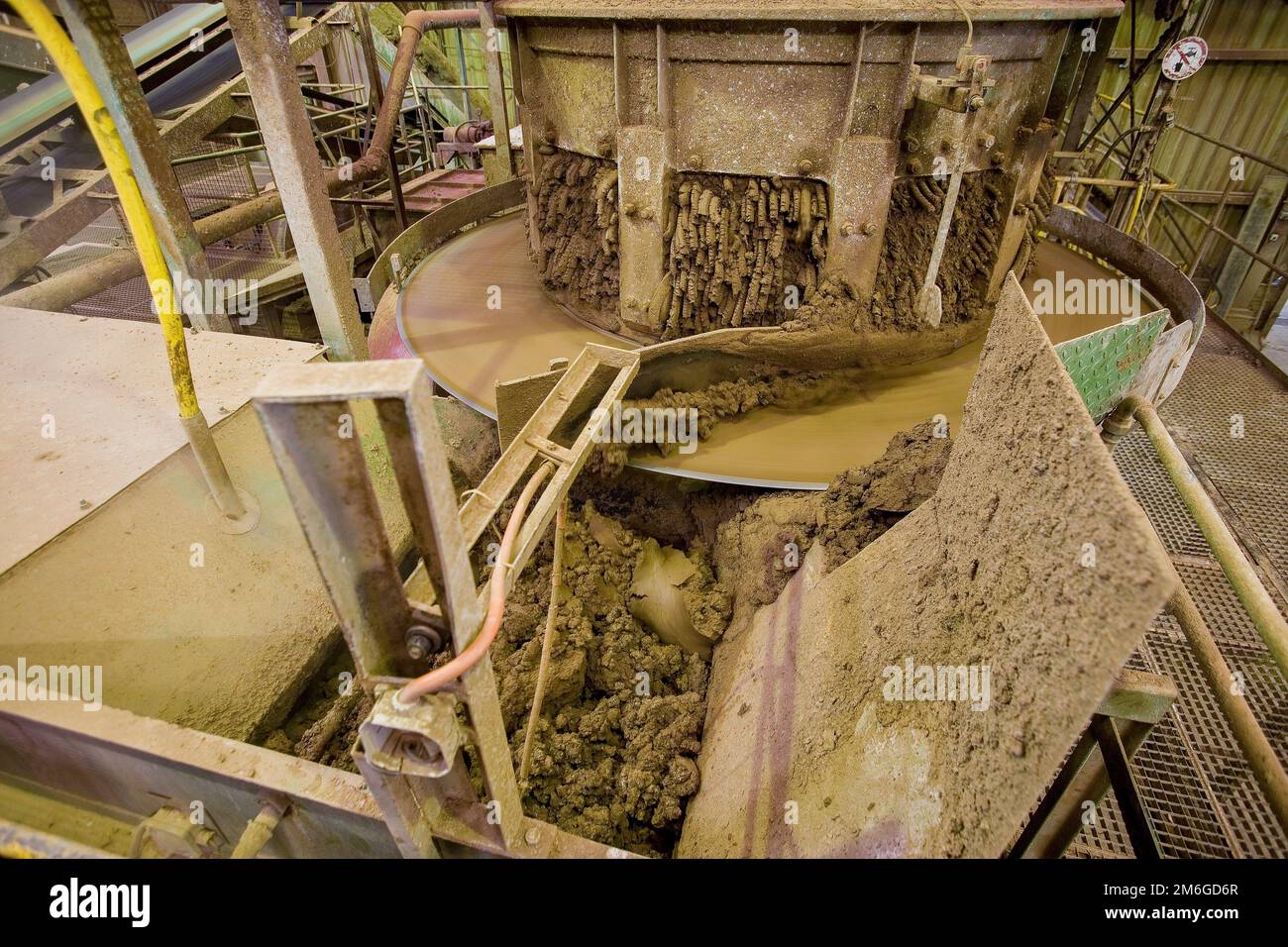 L'argile à une briqueterie ou une usine de briques est collectée et ensuite malaxée pour ...