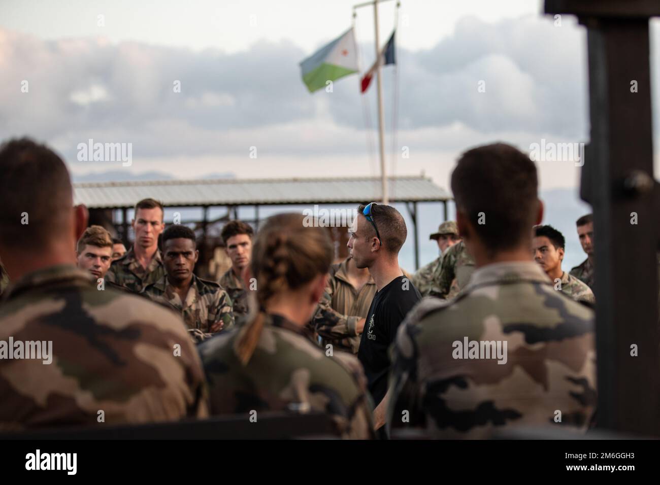 Les membres du service de la Force opérationnelle le dragon rouge et de ...