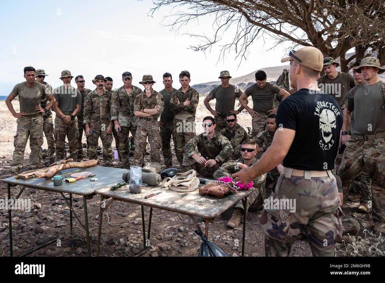 Les membres du service de la Force opérationnelle le dragon rouge et de ...