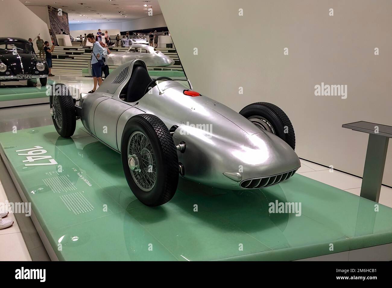 L'une des deux voitures de course Porsche historiques Porsche type 360 ...
