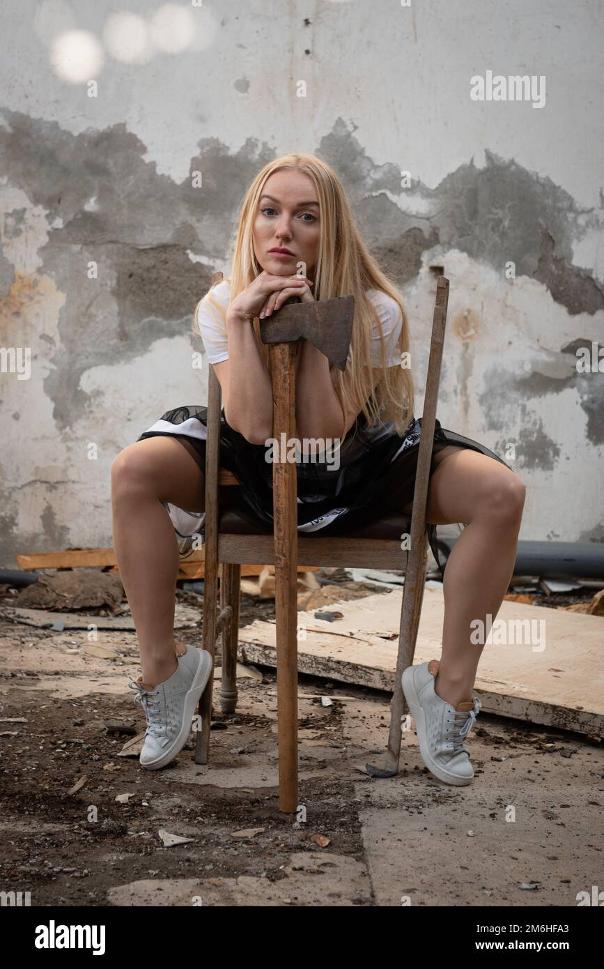 Femme Assise De Face Sur Une Chaise Banque De Photographies Et Dimages