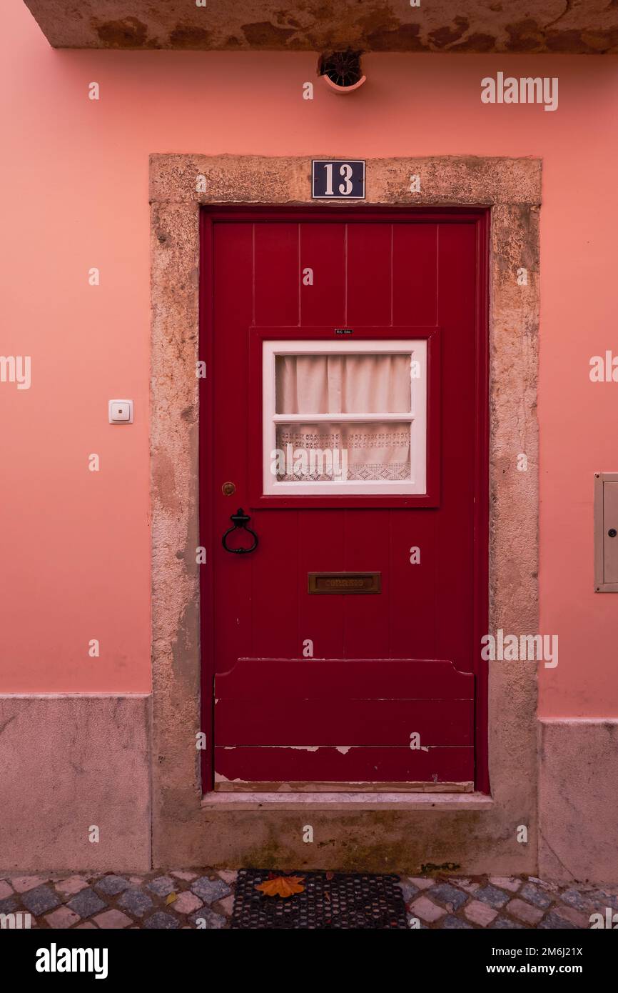 Porte rouge d'une maison portugaise traditionnelle dans une petite ...