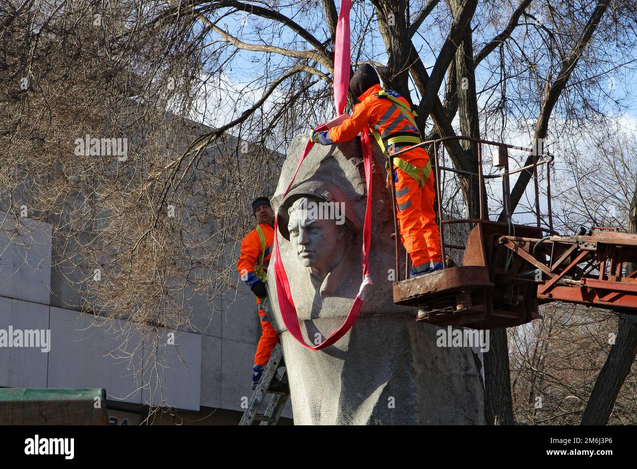 DNIPRO, UKRAINE - 04 JANVIER 2023 - le monument d'un soldat soviétique et héros de l'URSS ...