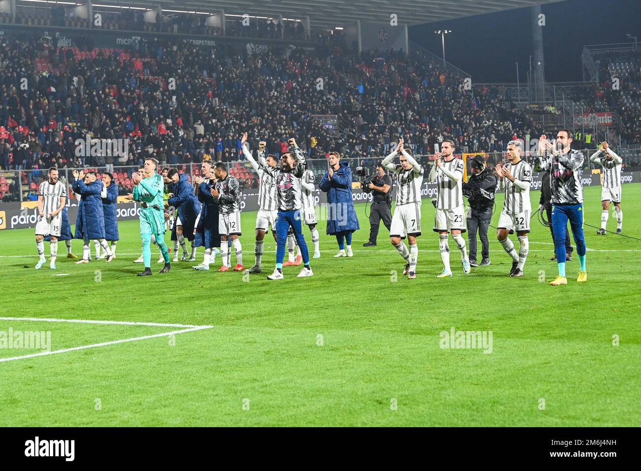 L'équipe de Juventus célébrant la victoire avec des supporters lors du ...