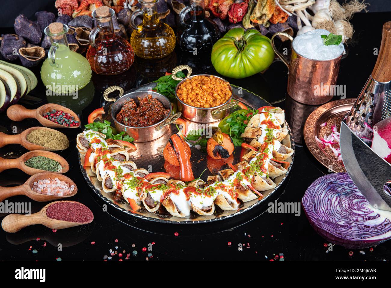 Cuisine turque traditionnelle Sarma Beyti Kebab. Cuisine traditionnelle ...