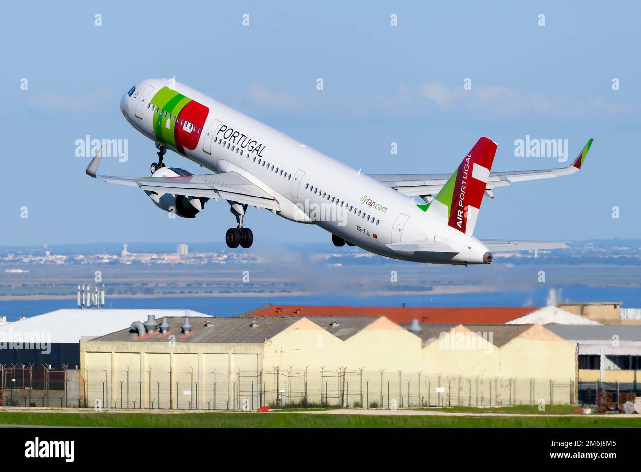DÉCOLLAGE DE l'avion Airbus A321 DE TAP Air Portugal. Départ de l'avion ...