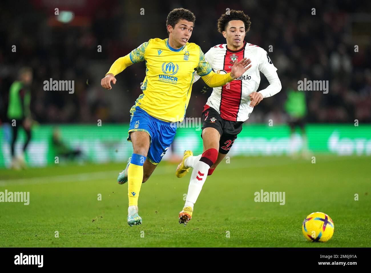 Brennan Johnson de Nottingham Forest (à gauche) et Samuel Edozie de ...