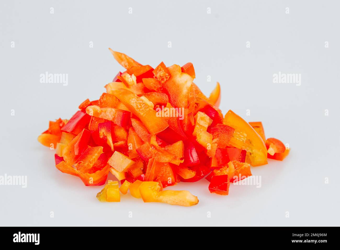 Ensemble de poivrons verts frais entiers et coupés en tranches, isolés ...