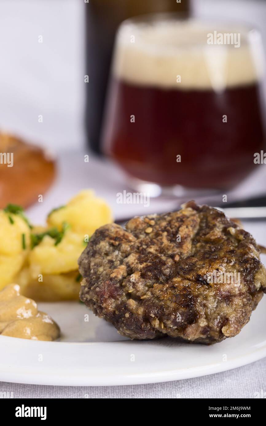 Bayerischer fleischpflanzerl mit kartoffelsalat Banque de photographies ...