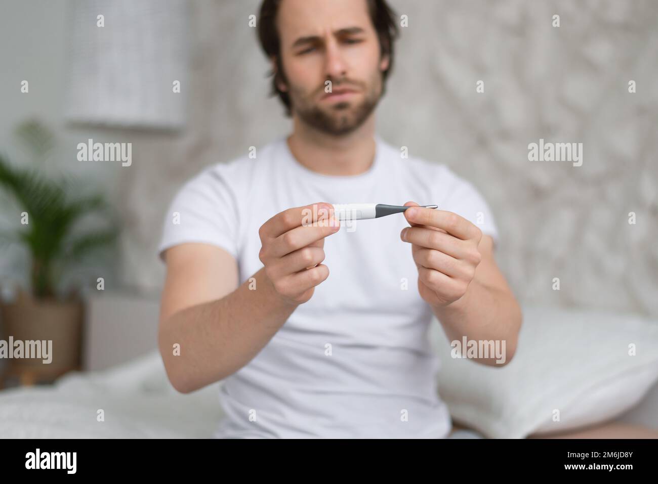 Un jeune homme de race blanche désespéré souffre de maux de tête et de ...