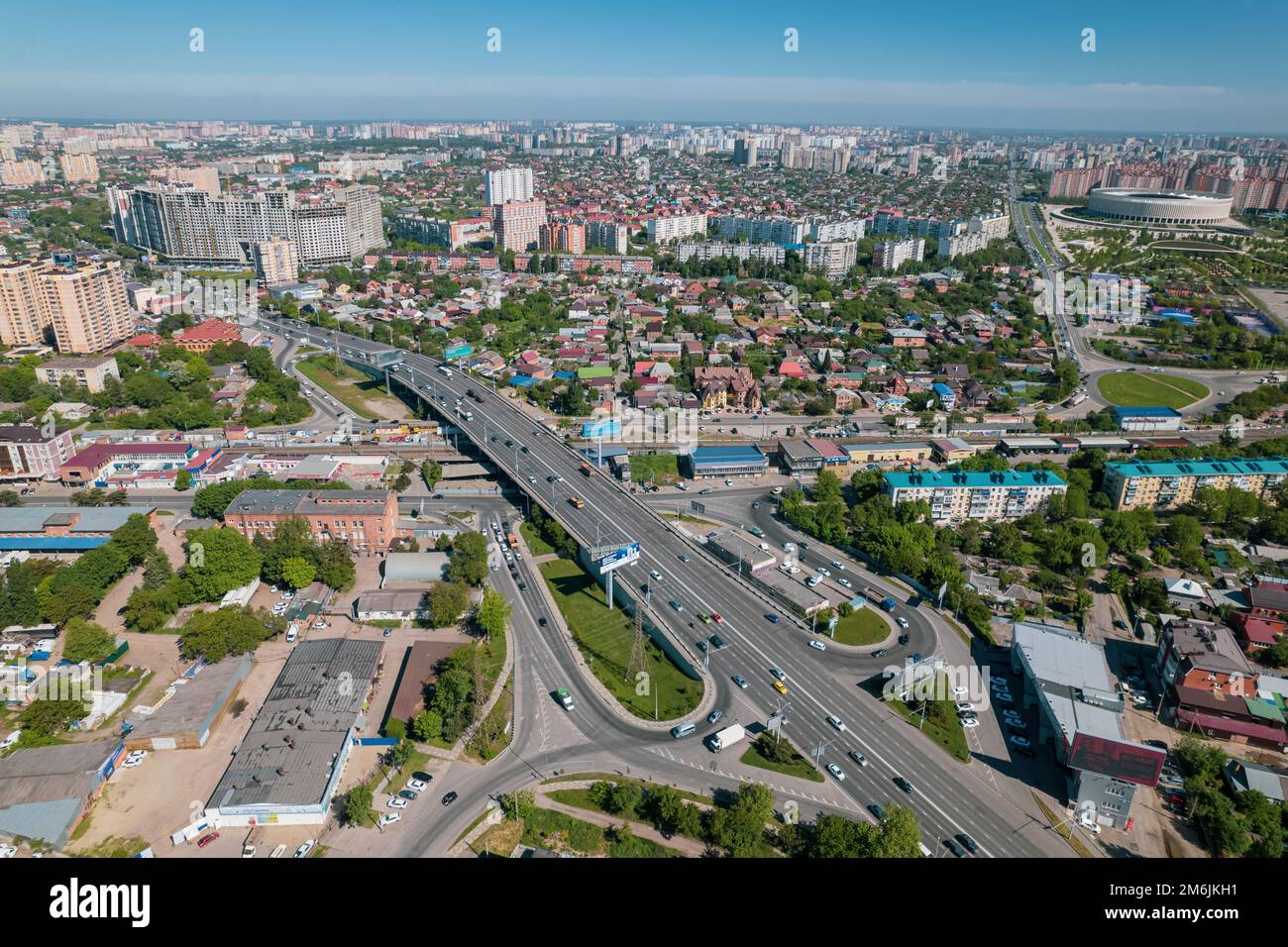 Vue aérienne en haut du pont routier avec circulation, infrastructure ...