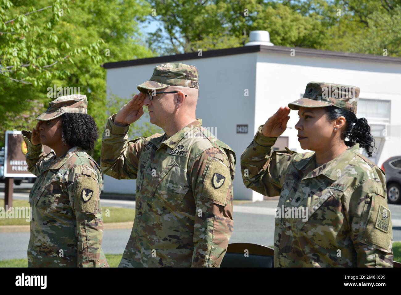 De gauche à droite, le lieutenant-colonel Haneda Garner, le colonel ...