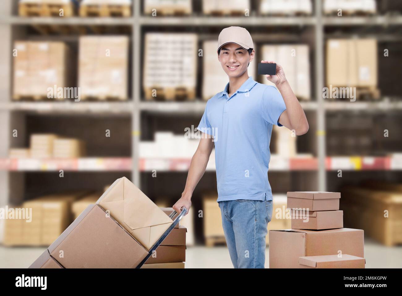 Pousser un chariot homme logistique Banque de photographies et d’images ...