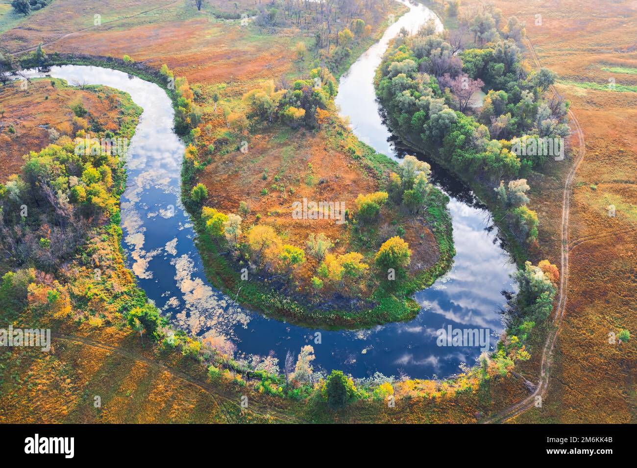 Le chenal et les virages de la rivière, sur un pré marécageux. Herbe ...