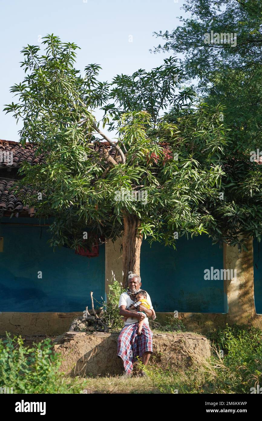 15 2022 NOVEMBRE, KACHANDA, CHHATTISGARH, INDE: Grand-père tenant son ...