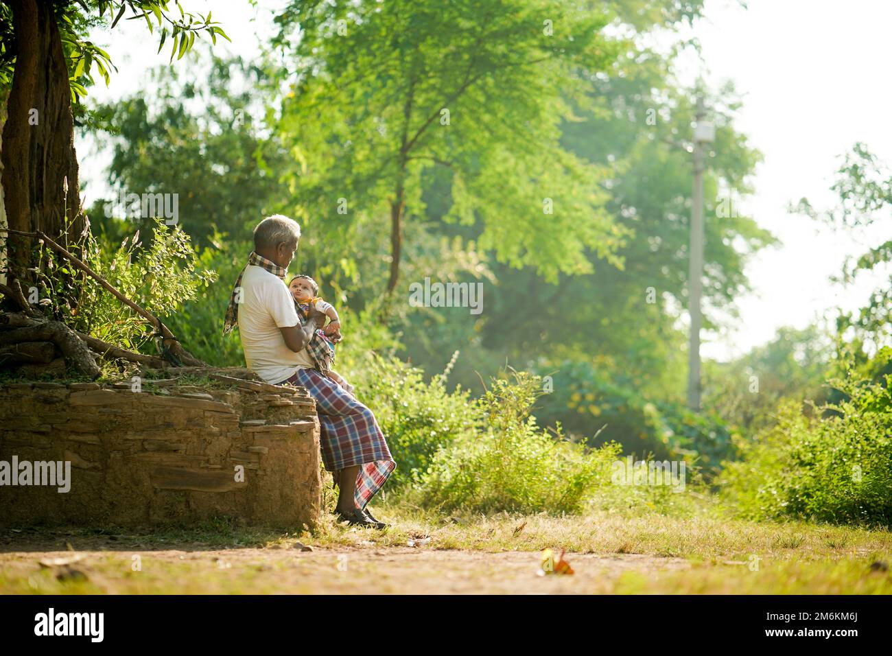 15 2022 NOVEMBRE, KACHANDA, CHHATTISGARH, INDE: Grand-père tenant son ...