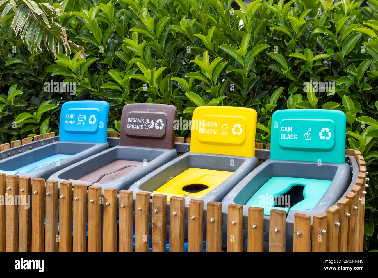 Conteneurs de déchets de couleur pour le tri séparé des déchets. Bacs ...
