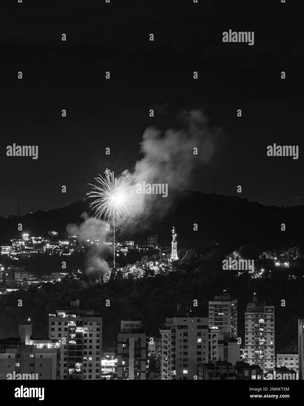 NITREÓI, RIO DE JANEIRO, BRÉSIL – 01/01/2023: Photo nocturne de l ...