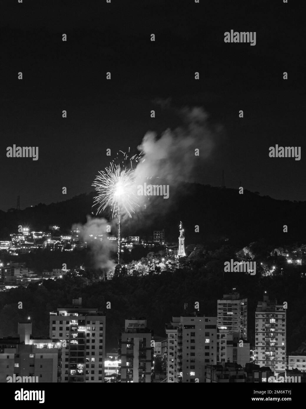 NITREÓI, RIO DE JANEIRO, BRÉSIL – 01/01/2023: Photo nocturne de l ...