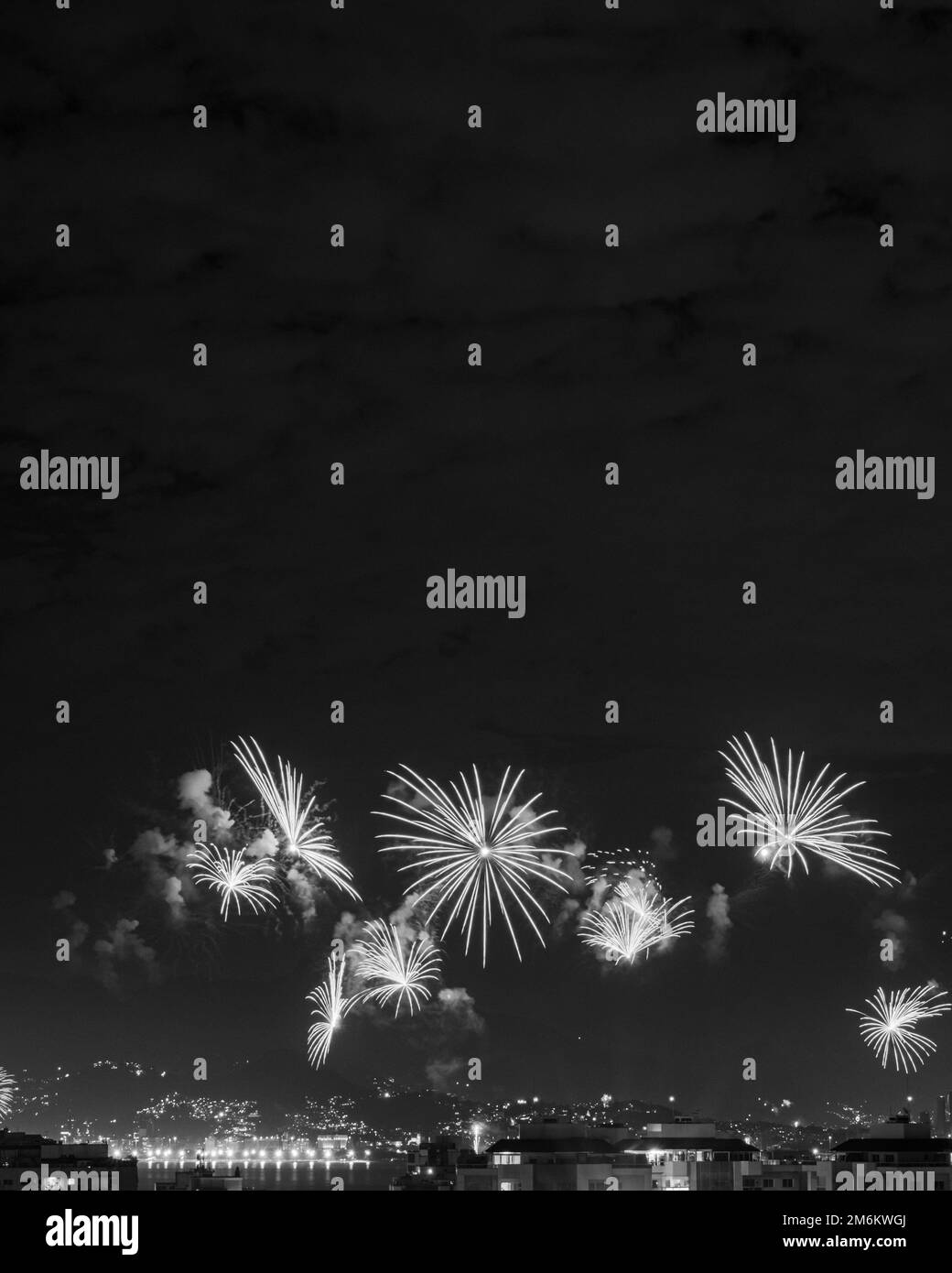 NITREÓI, RIO DE JANEIRO, BRÉSIL – 01/01/2023: Photo nocturne de l ...