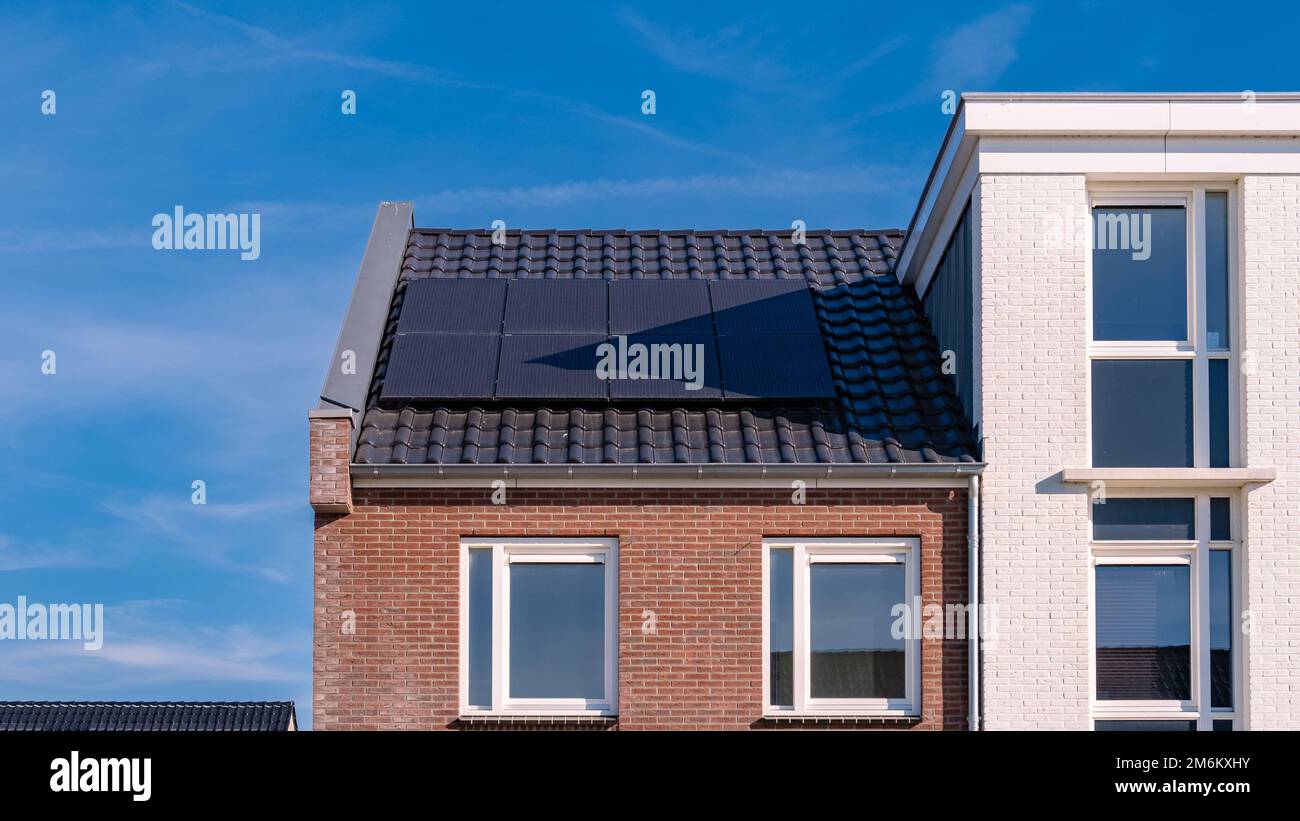 Maisons récemment construites avec panneaux solaires fixés sur le toit ...