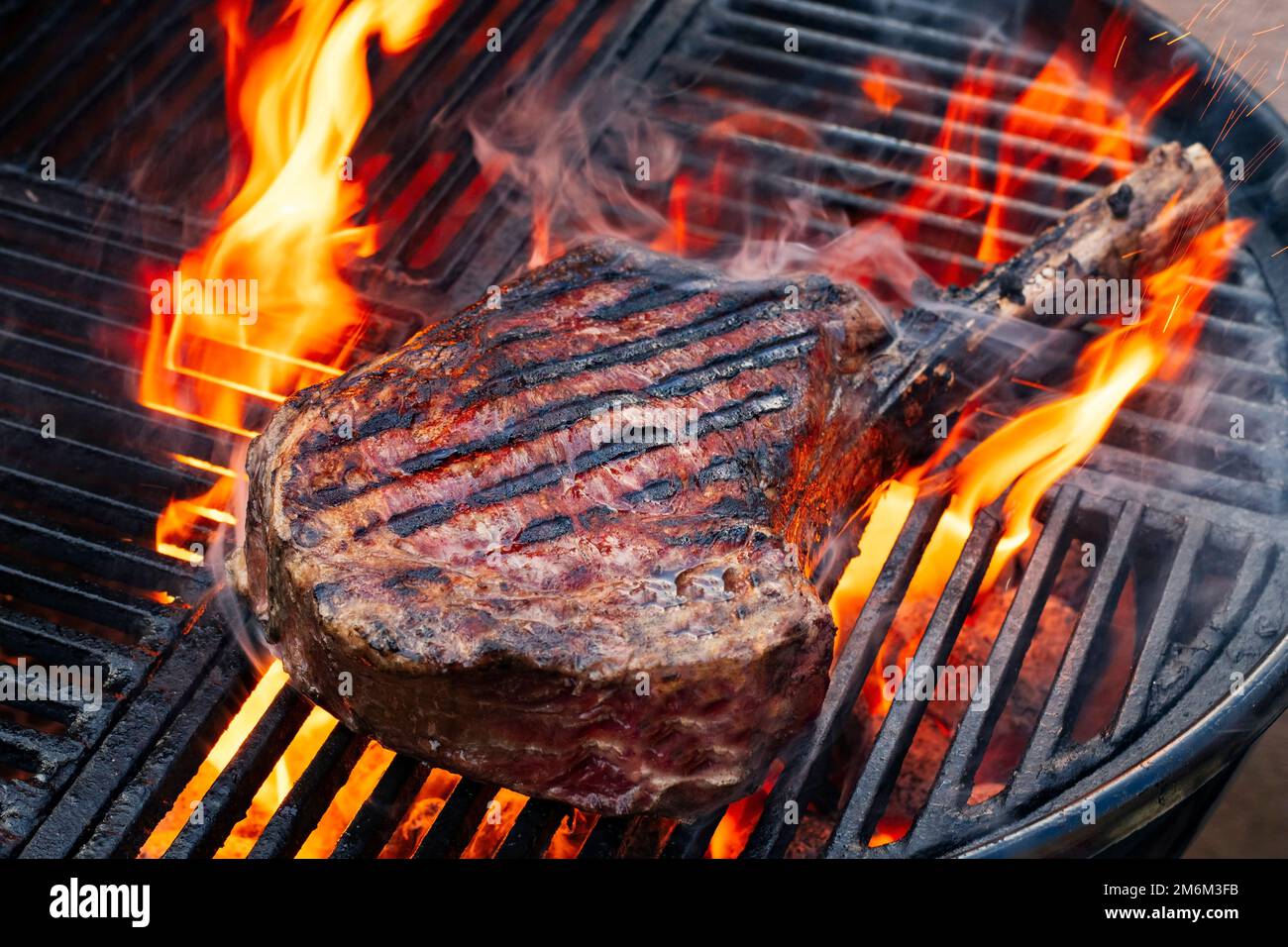 Griller le steak de tomahawk de Wagyu vieilli offert en gros plan sur ...