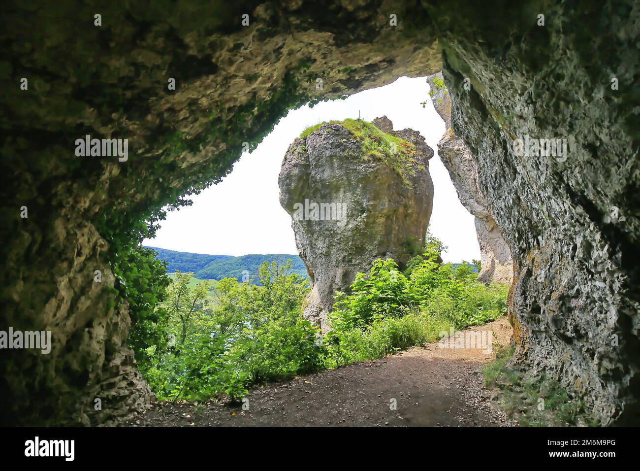 Le pont ou l'arche en pierre naturelle de Happurg est une merveille de ...