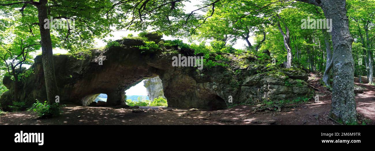 Le pont ou l'arche en pierre naturelle de Happurg est une merveille de ...