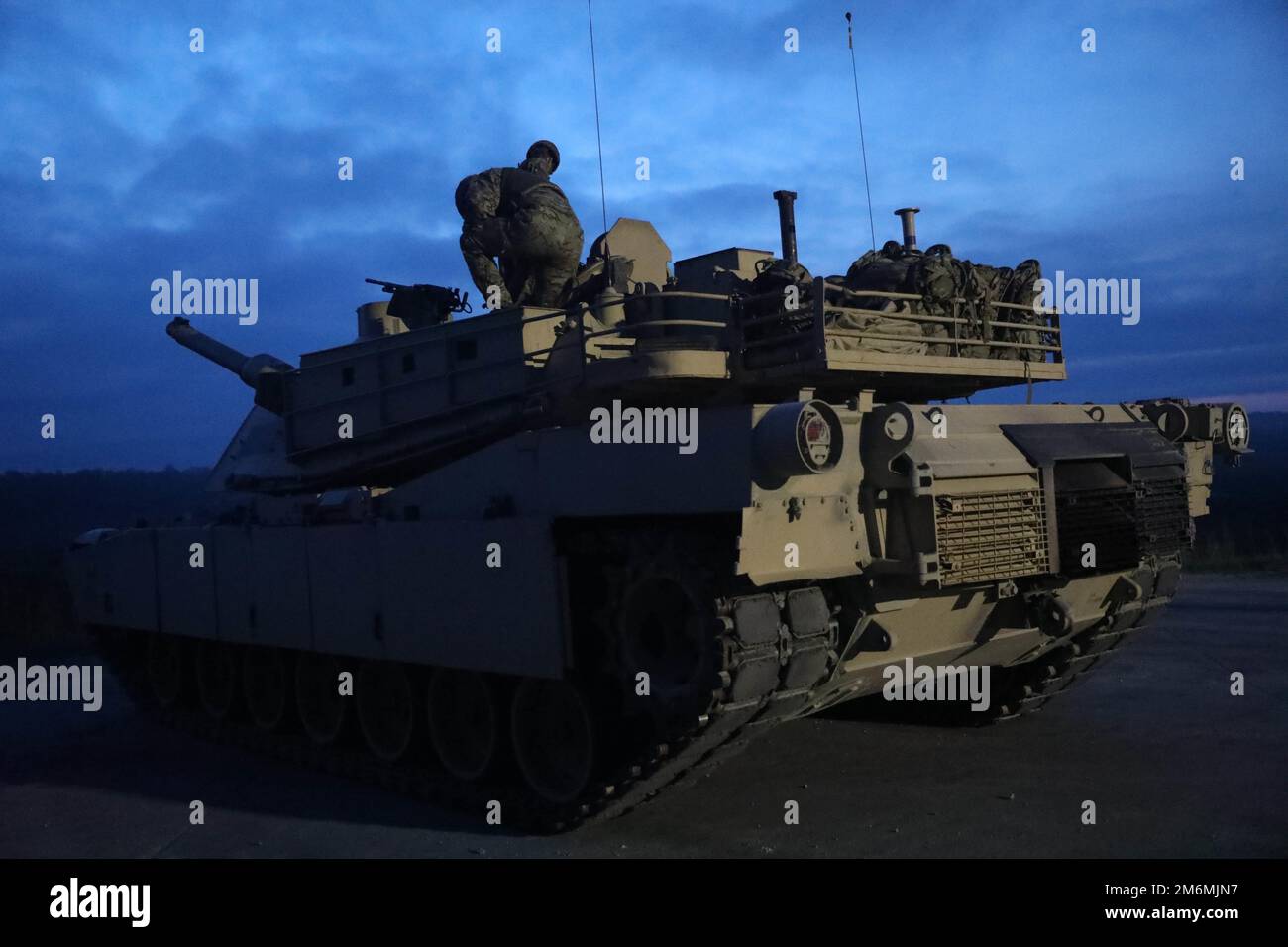 L'équipage du char de combat principal M1A2 SEP V2 affecté au 2nd ...