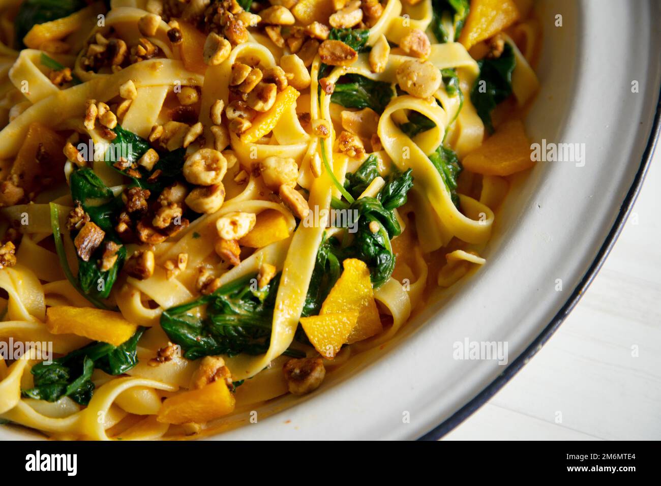 Tagliatelle aux épinards et à la citrouille. Pâtes italiennes fraîches ...