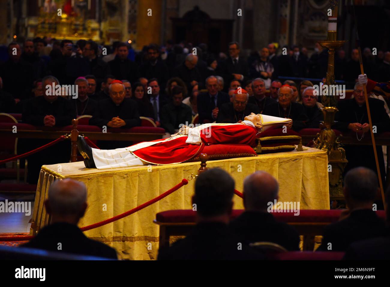 Le corps du Pape Benoît XVI, le dernier jour d'exposition pour les ...
