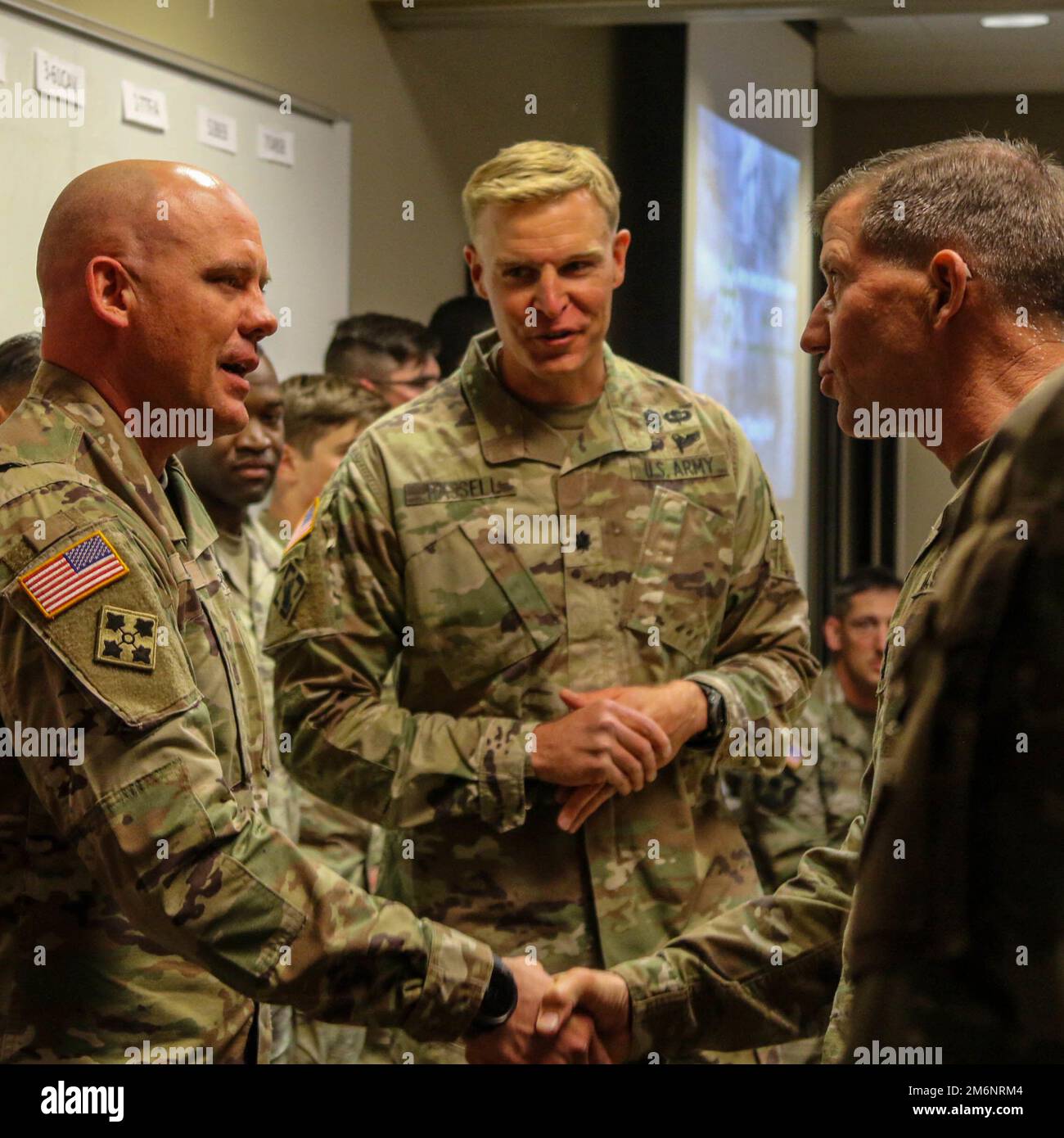 Le général de division David Hodne, commandant général de la Division d ...