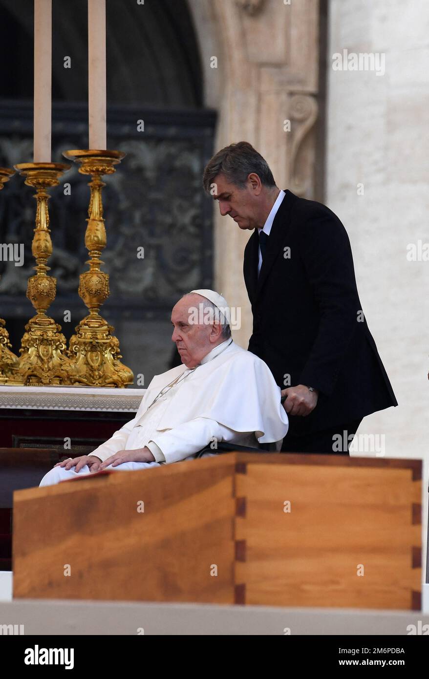 Le Pape François célèbre la messe funéraire du Pape Benoît XVI au ...