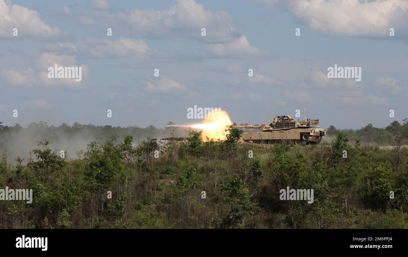 Sgt. Alex Jobe, commandant de char, Sgt. Fernando Medina, gunner, SPC ...