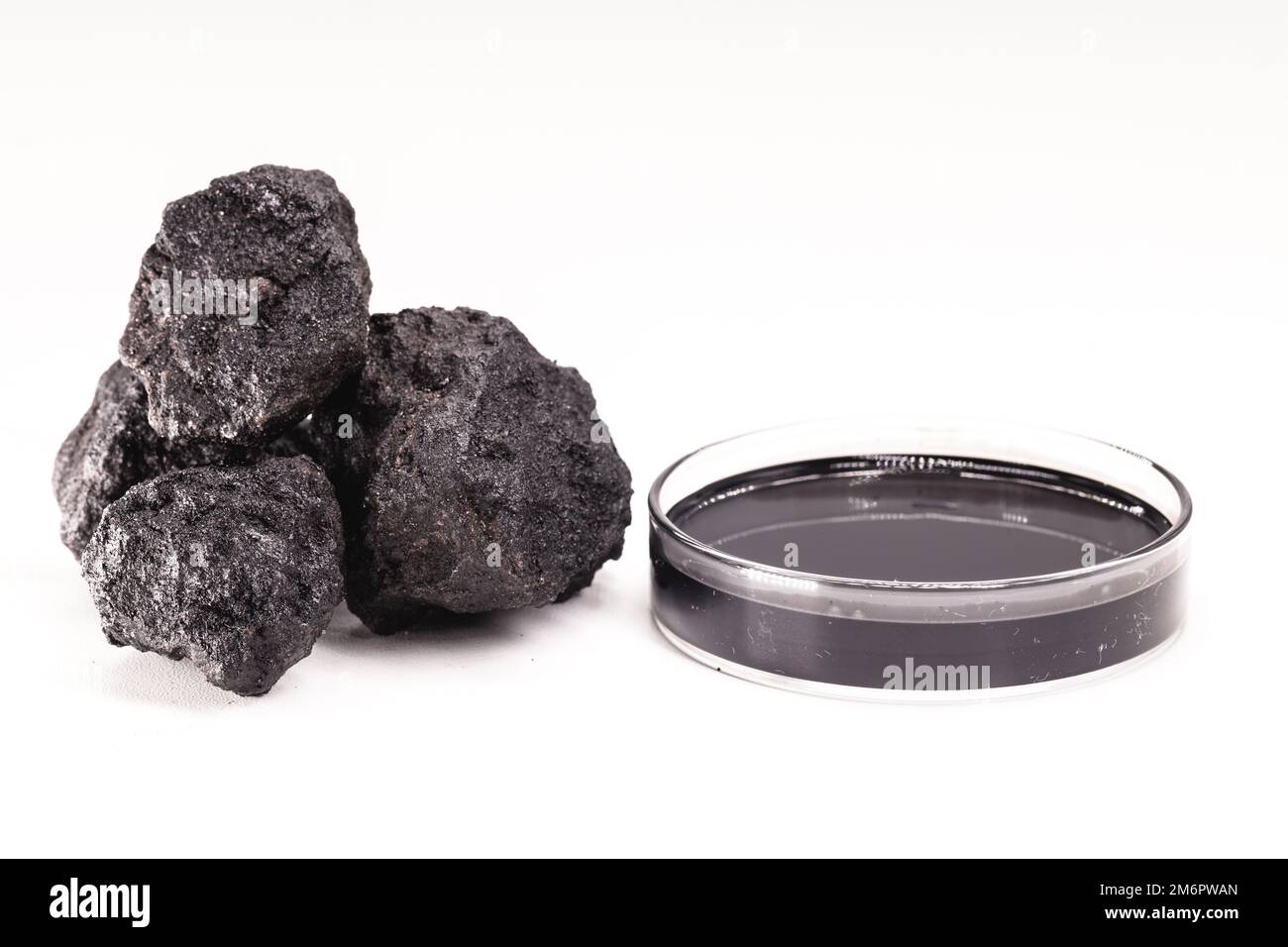 boîte de pétri avec pétrole, mazout, fond blanc isolé, avec minerai de ...