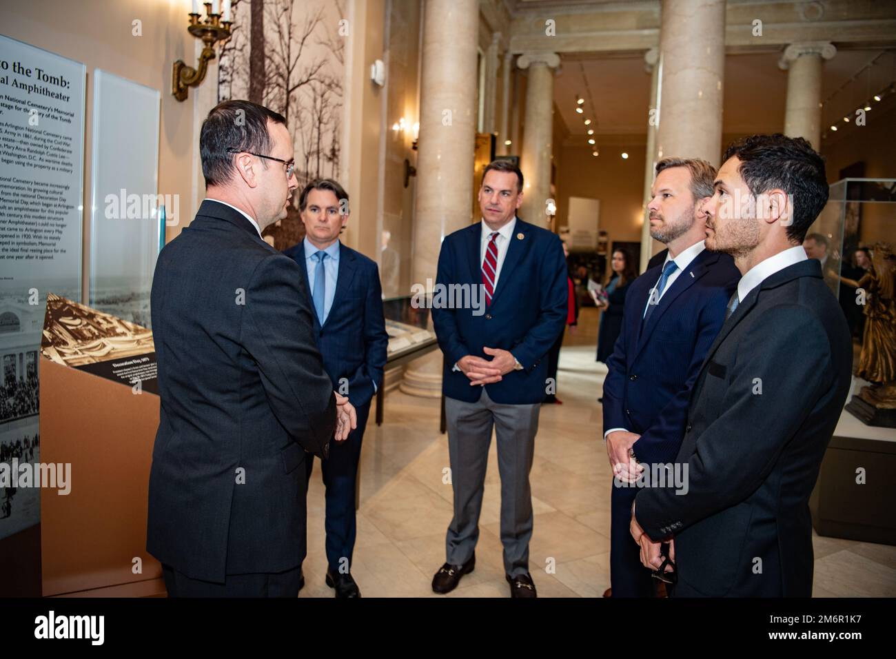 Tim Frank (à gauche), historien, cimetière national d'Arlington ...
