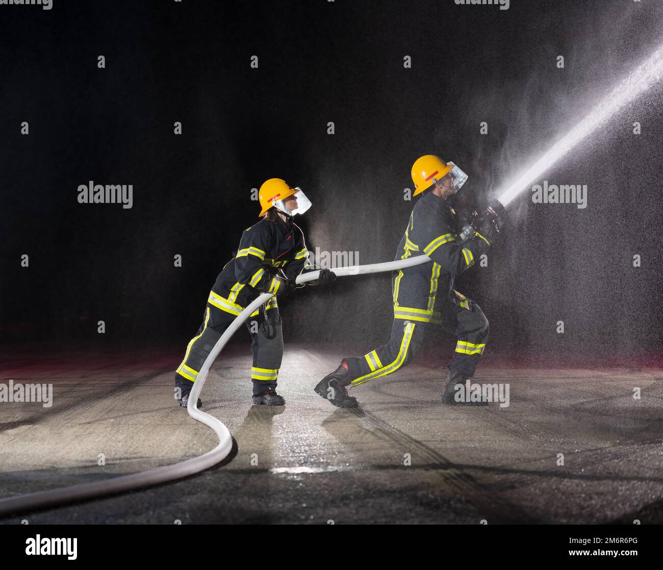 Les pompiers utilisent un tuyau d'eau pour éliminer les risques d ...