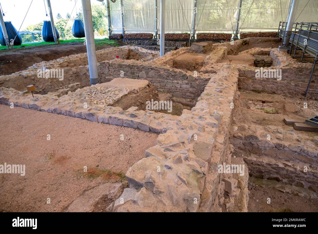Centre archéologique de Bibracte. Ruines archéologiques gaulois sur le ...