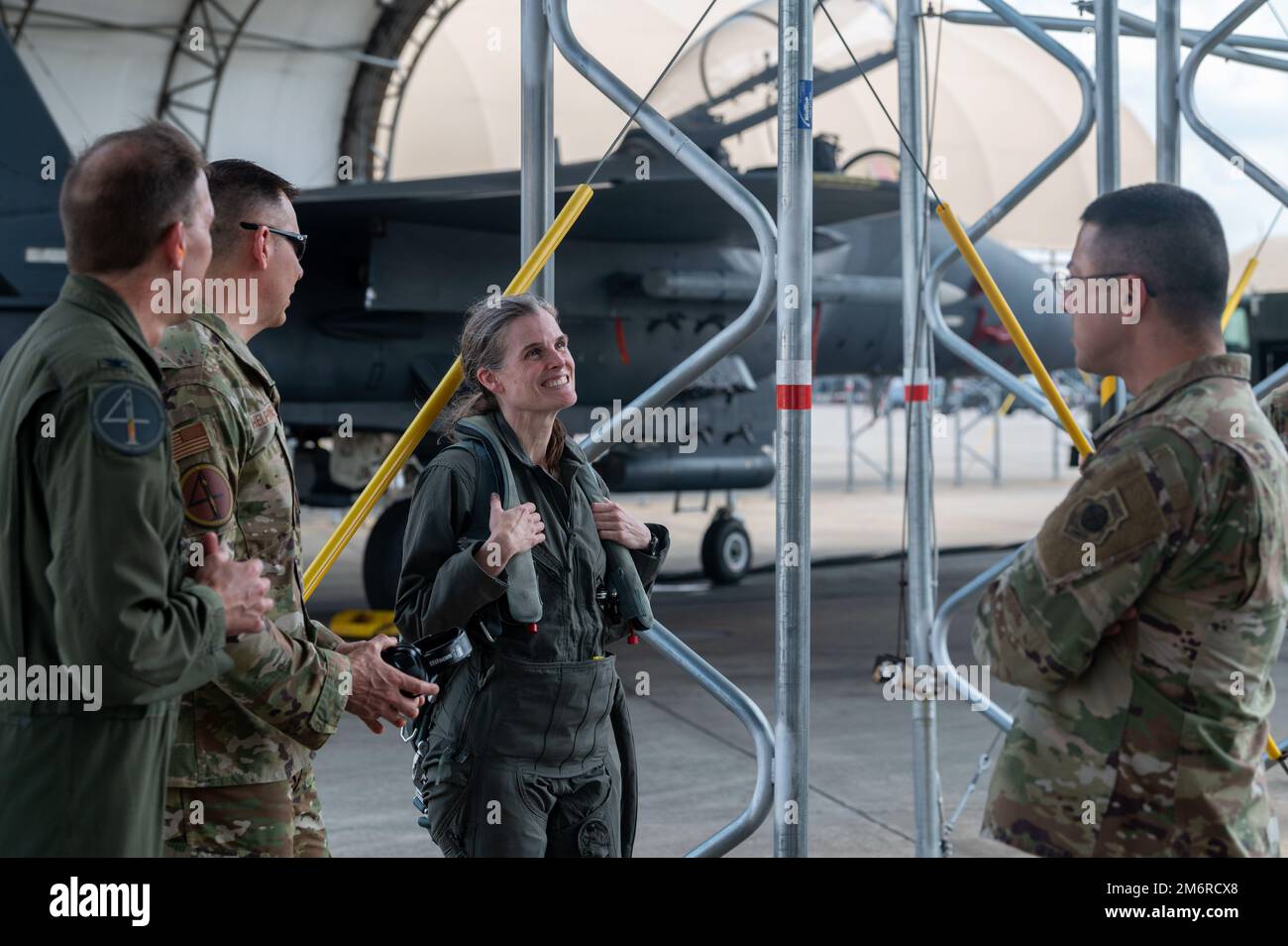 Le colonel Leah Fry, commandant du groupe de maintenance 4th, parle à ...
