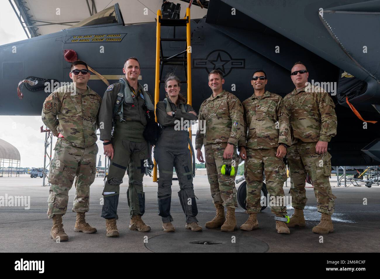 Le colonel Leah Fry, commandant du groupe de maintenance 4th, et la 4th ...