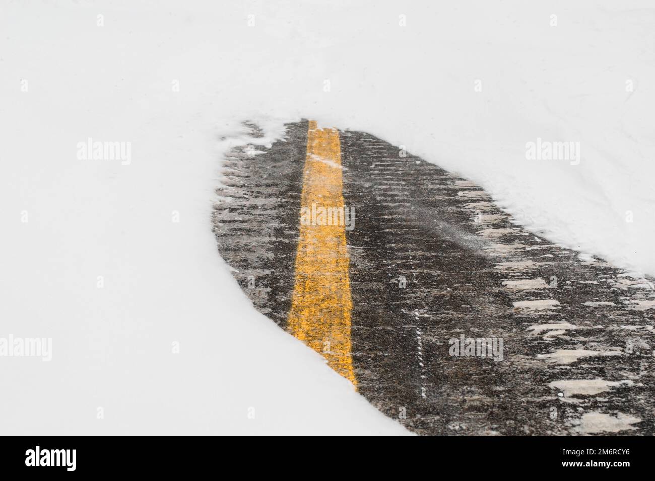 Route sous la neige. Gros plan de la neige sur la route. Impossibilité ... Route sous la neige. Gros plan de la neige sur la route. Impossibilité ...
