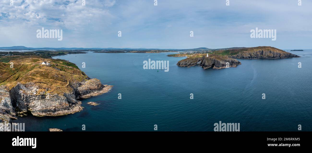 Une vue panoramique de l'entrée du port de Baltimore à West Cork avec ...