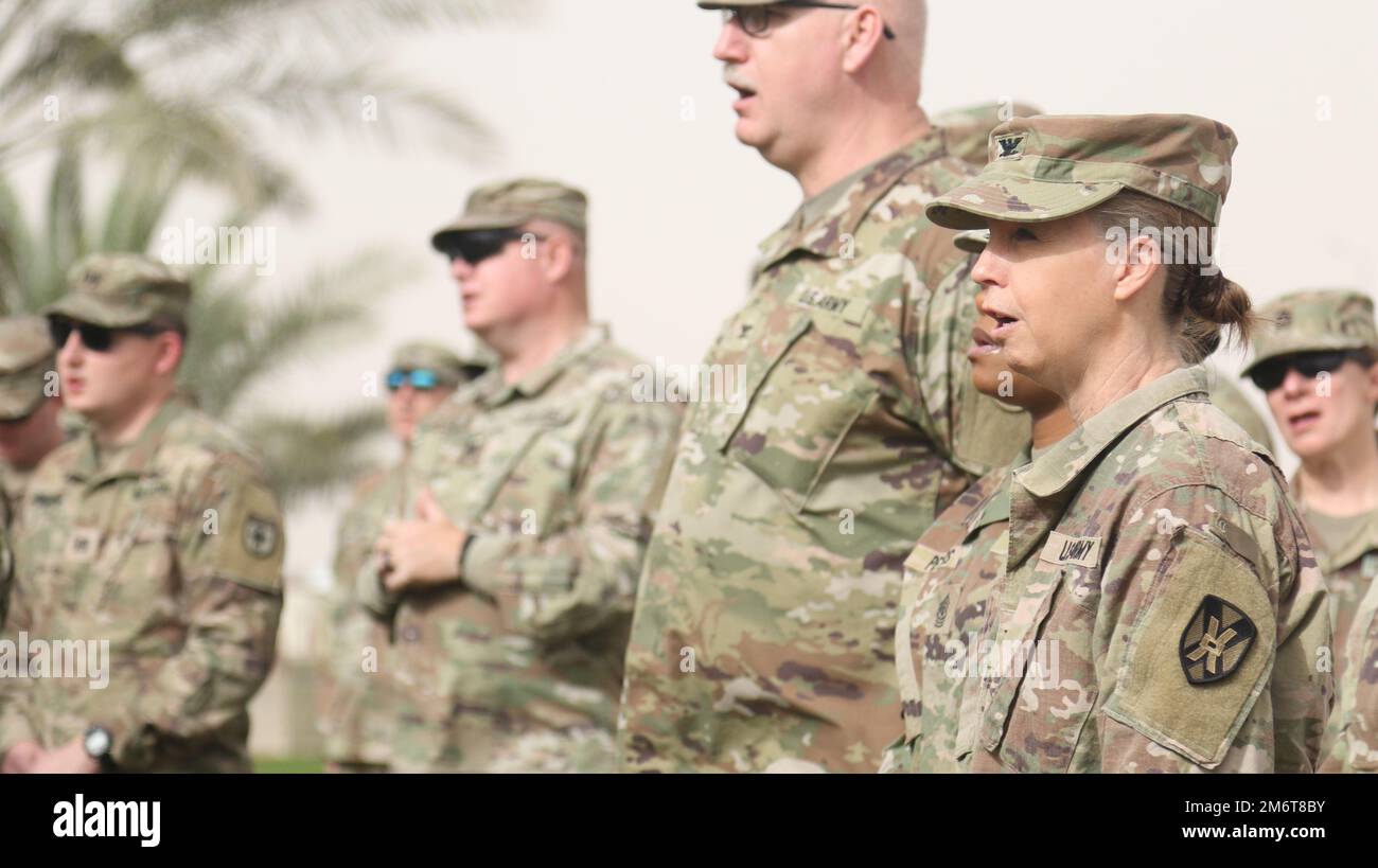 Le colonel Lisa Pierce se joint aux soldats de l'autre côté du Camp ...