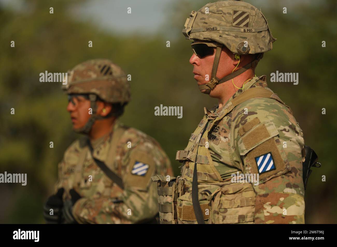 ÉTATS-UNIS Le Sgt. Steven Shives et le SPC. Alejandro Anguiano, tous ...